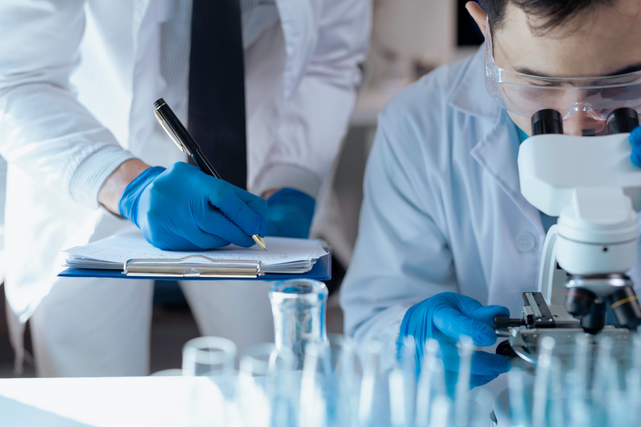 Understanding the Roles of CROs, CMOs, and CDMO | Upperton